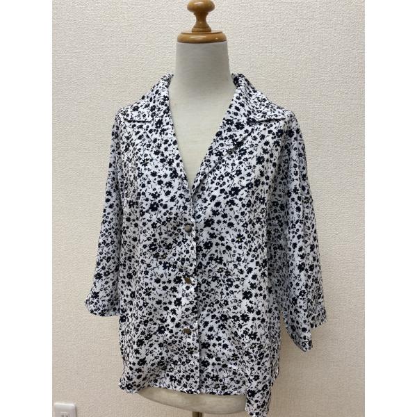 タグ付き新品！　白地に黒の小花柄ブラウス　