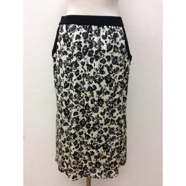 ベージュに黒の花柄スカート 雰囲気ありの一品 ポケット付き ウエストゴム