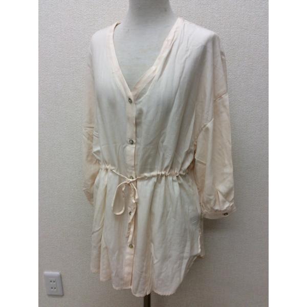 淡いベージュのノーカラーブラウス 五分袖 前ボタン 胸下にひも