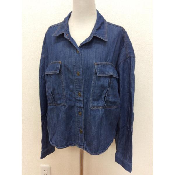 濃いブルーのデニムシャツ