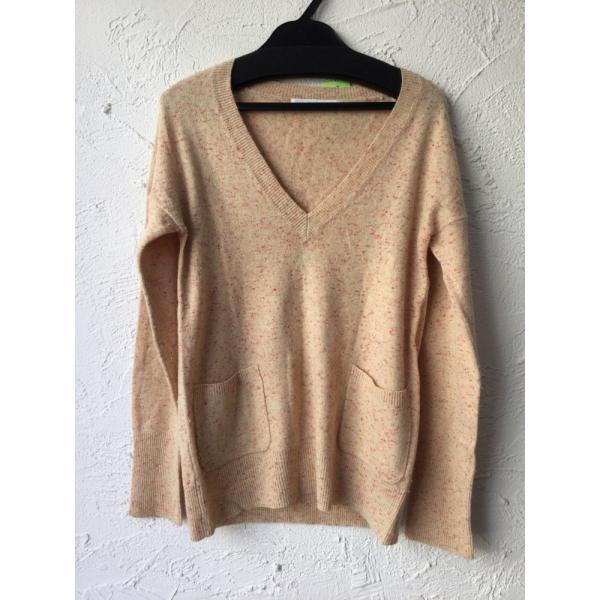 ピンクベージュ×赤、黄色、水色ネップニット