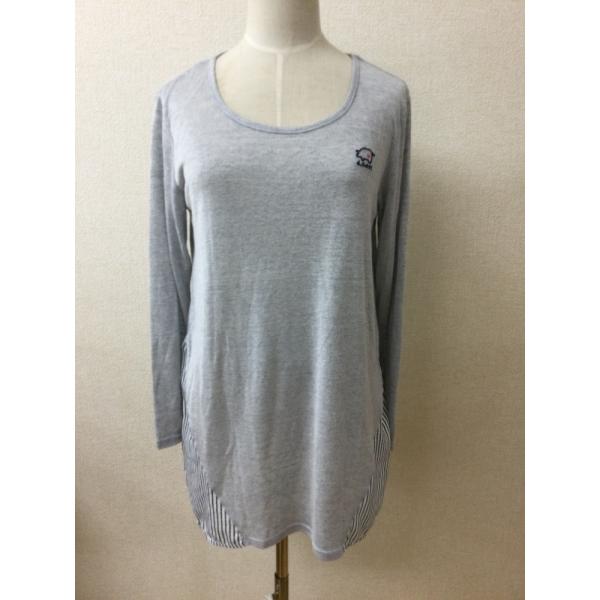 グレーのプルオーバー すそに紺ストライプ切り替え