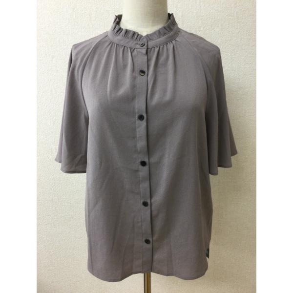 茶グレーブラウス
