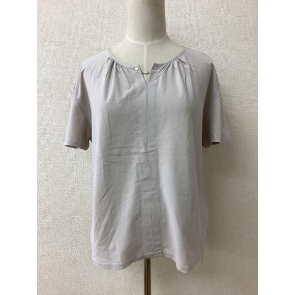 ベージュカットソー 首元ゴールド飾り