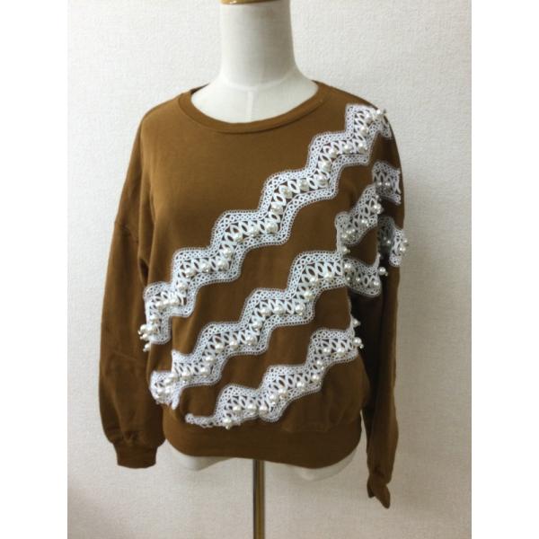 濃い茶色のトレーナー 白レースの大きな飾りにパール風の大ビーズ飾り ラインストーン付きでキラキラ