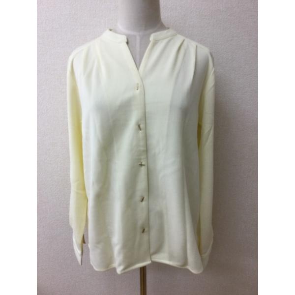 ライトイエローのブラウス 棒形のボタン