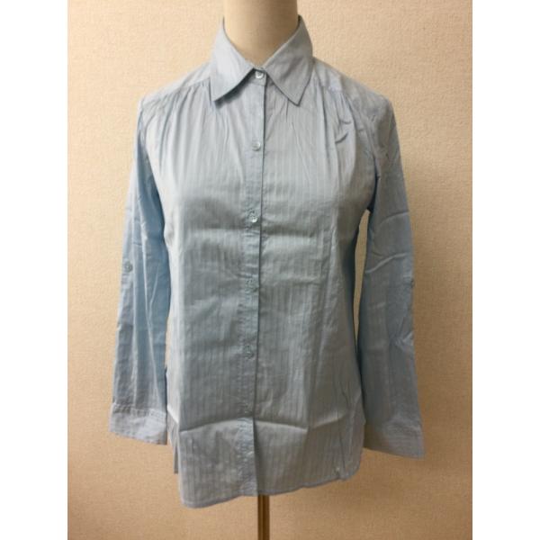 水色のブラウスシャツ 縦シマ柄