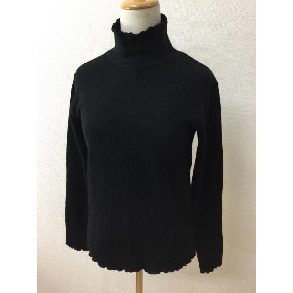 黒リブニット ネックは起毛素材