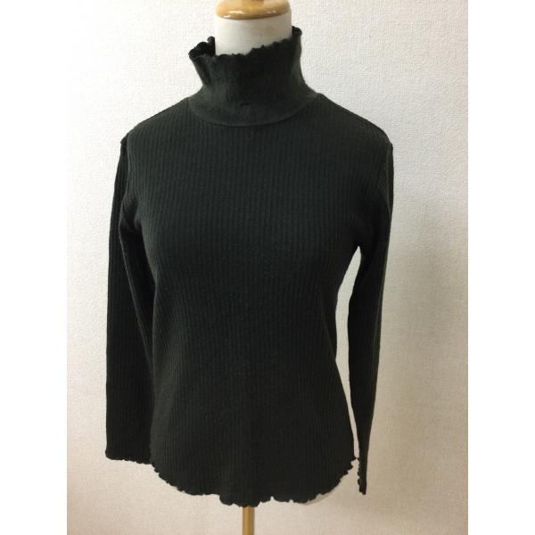 濃いオリーブ色リブニット ネックは起毛生地