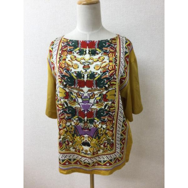 マスタード色×スカーフ調プリント 後ろ開きブラウス