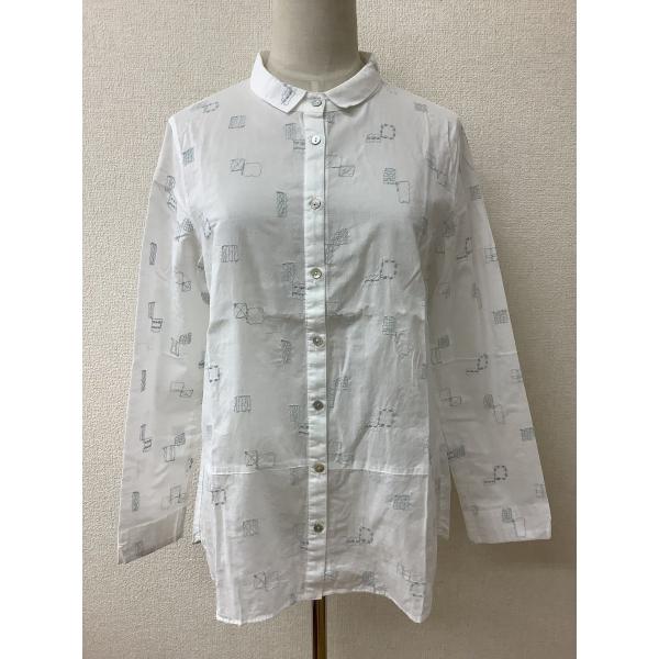 アイボリービーズ 白にブルーグレー刺繍のシャツ 透け感あり サイズ79-87