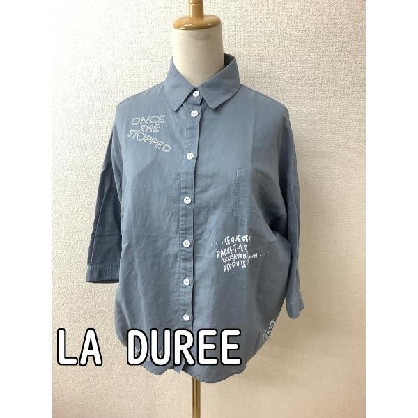 LA DUREE ラデューレ くすみ水色シャツ 白英字 サイズ9号