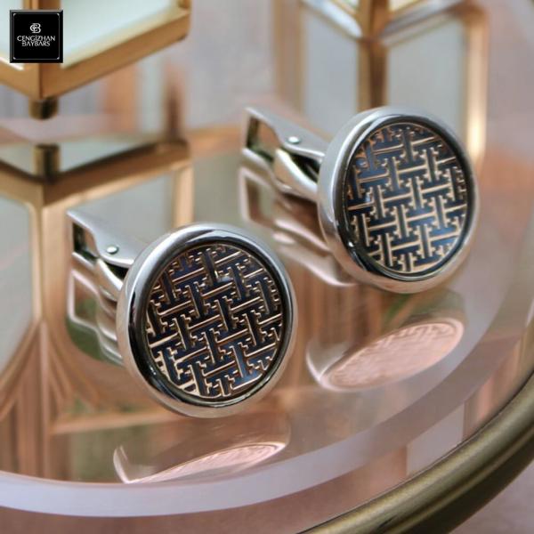 【CENGIZHAN BAYBARS】スウィヴル式 カフスボタン（カフリンクス）です。（T字状の留め具を倒して真っ直ぐにし、重ねたシャツの袖口に通した後、再び起こしてT字状にします。）袖口からさりげなくキラリと見える大人のアクセサリー。網代...