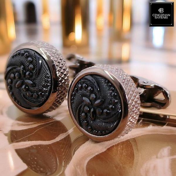 【CENGIZHAN BAYBARS】スウィヴル式 カフスボタン（カフリンクス）です。（T字状の留め具を倒して真っ直ぐにし、重ねたシャツの袖口に通した後、再び起こしてT字状にします。）袖口からさりげなくキラリと見える大人のアクセサリー。こち...