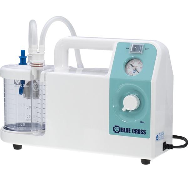 ・鼻水吸引から喀痰吸引まで（排気流量20L/min±15％）。・コンパクトボディ。吸引ボトル500mLのコンパクト設計。設置スペースにも困りません。・吸引力がパワーアップ。排気流量が従来比約25％アップ。※吸引カテーテルは別売です。