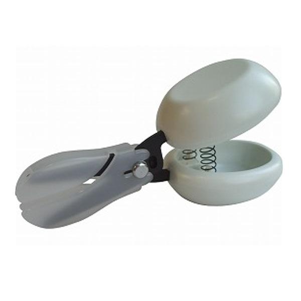 ・置いて押すだけで使えるハサミ。・握力が弱くても使えます。いろんな持ち方ができ、左右どちらでも使えます。・付けたまま使える安心カバー。・刃はフッ素コーティングされているからテープやのりが付きにくくなっています。