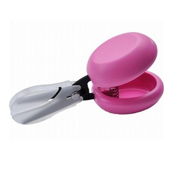 ・置いて押すだけで使えるハサミ。・握力が弱くても使えます。いろんな持ち方ができ、左右どちらでも使えます。・付けたまま使える安心カバー。・刃はフッ素コーティングされているからテープやのりが付きにくくなっています。