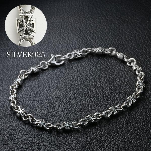 小ぶりなクロス（十字架）モチーフを連ねた、シルバー925製チェーンブレスレット。燻し加工を施したクロスパーツを均等に配置することで、細めながらも奥行きのある表情を演出しています。主張しすぎないデザインのため、単品でさりげなく身につけるのはも...