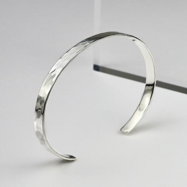 ただの平打ちでは物足りない、さりげない個性を求める方におすすめの槌目模様バングル。シルバー925製のフラットなフォルムに、手作業感のある槌目加工を施し、光の当たり方によって表情が変わる奥行きのあるデザインに仕上げています。幅約5mmの程よい...