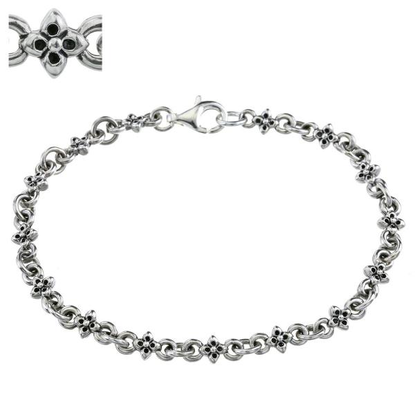 フラワー（花）がデザインされたチェーンブレスレット。燻し加工を施し、細部まで丁寧に作られたフラワーパーツを連ねることにより、華奢ながらもサイズ以上の存在感を演出します。単品でサラッと着けるのはもちろん、他のブレスレットとの重ね付けにも相性が...