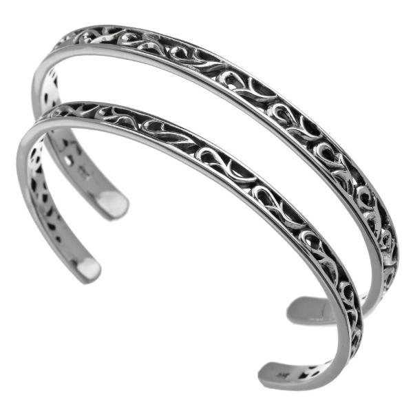 繊細なアラベスク柄（唐草模様）を全面に彫金した、落ち着いた雰囲気のペアバングル。彫りの隙間には燻し加工を施し、模様の立体感と奥行きを際立たせています。装飾性はありながらも派手すぎず、甘さを抑えたデザインなので、大人のペアアクセサリーとして取...