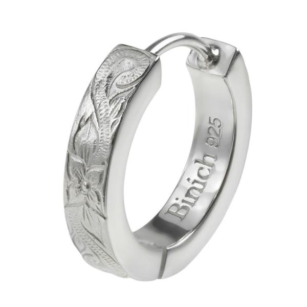 細やかで美しい彫金が魅力のハワイアンテイストのピアスです。繊細な彫金の秘密は2回の手彫り作業。原型の段階だけではなく仕上げ工程でもう一度手彫りすることで、緻密かつシャープな美しい彫金を実現しています。定番人気のハワイアンモチーフである、プル...