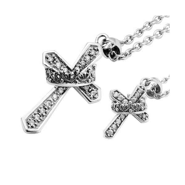 当店大人気のクラウンクロスのペンダントのペアセットです。メンズのペンダントは約38mmと存在感あり。レディースのペンダントは約20mmと合わせやすいサイズになっております。ジルコニアの輝きがアクセントになって、クリアなので合わせるものを選び...