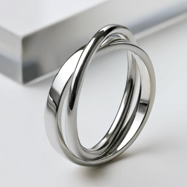 形の異なる2つのリングを交差させた2連リング。装飾のないシンプルなリングなので、どんな服装にも合わせやすいのが嬉しいところ。男女問わず着けられるデザインなので、ペアでの着用もオススメです。【商品名】シンプル 2連 リング メンズ 指輪 メン...