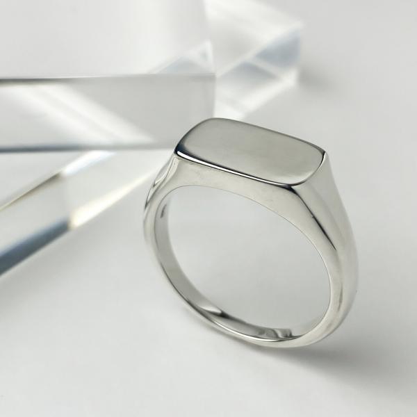 印台部分が長方形にデザインされたスマートな印台リング。印台部分を小さめにすることで主張しすぎず着けやすいデザインに。側面のわずかなくびれがモード感を演出する、シンプルながらこだわりの詰まったリングです。【商品名】スリム 印台 リング メンズ...