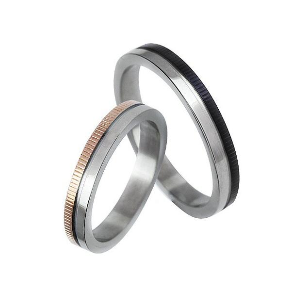 リングの半分にストライプ模様を施し、メンズはブラック、レディースはピンクゴールドのカラーでコーティングしました。中央には0.5mm程の細いライン（溝）が入っておりリング側面には合計３本のラインが入ったシャープな印象のリングです。■商品名：有...