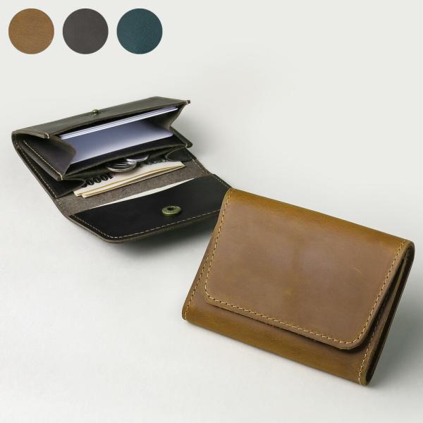 キャッシュレスな時代に選びたい、シンプルさが嬉しい本革フラップ式ミニ財布です。革にはクレイジーホースレザーを使用。正真正銘の牛革で、この革が鞍作りによく利用されたことが名前の由来です。使い込むことでツヤのある質感に変化するため、エイジング（...