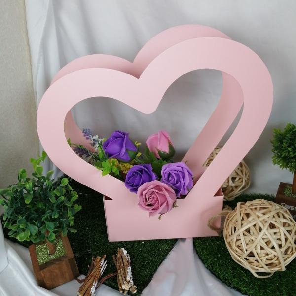 こちらの商品はDIY材料でアイデア次第アレンジ用でも小物入れにもおすすめです。優しいベビーピンク色でソープフラワーはもちろん、生花、造花でも入れるだけでアレンジ完成です。サイズハート部分までの高さ30＊横29＊幅7.5アレンジ部分横17＊高...