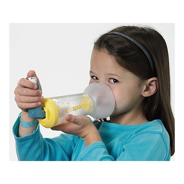 ●すべてのMDI（定量噴霧吸入）製剤に対応しています。●4つの空気取り込み口から螺旋気流を発生させる事で、吸気流量の少ない方でも吸入が可能です。●呼気・吸気の2つのバルブが付いていますので、スペーサー内の薬剤を効率よく安心して吸入できます。...