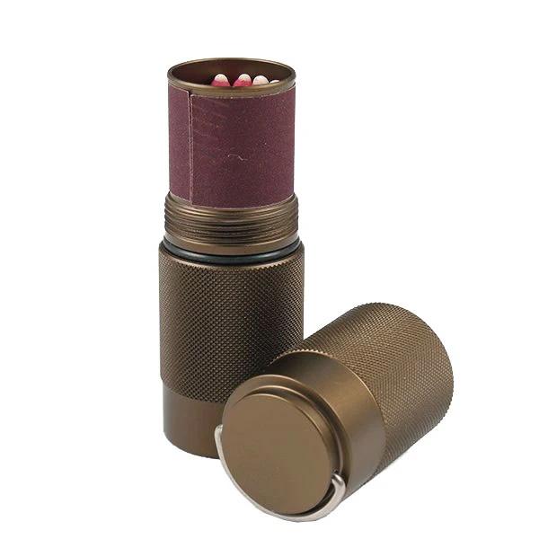 航空機用エアークラフトアルミの塊から削り出された堅牢なマッチボックス。内部を水、湿気、ホコリから守ります。マッチは一度水に濡れると塩素酸カリウムが溶け出し、乾燥しても発火しませんのでアウトドアでは必ず防水マッチボックスが必要です。内部にはマ...