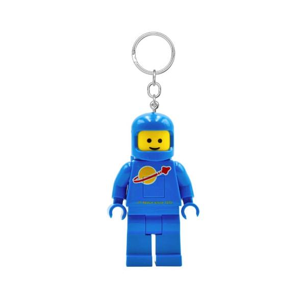 LEGOの人気キャラクター、スペースマン（ブルー）のキーライトです。お腹のボタンを押すと足の裏にあるLEDライトが点灯し、離すと消えます。LEDライトは両足についています。? サ  イ  ズ：全高約78mm（チェーン部含まず）? 重　　量：...