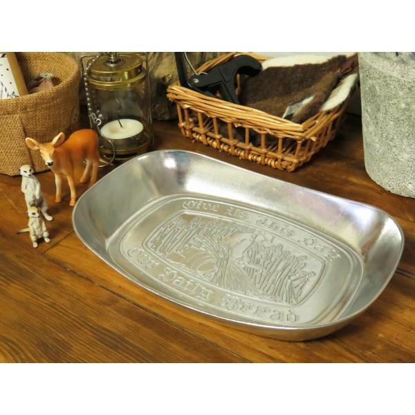 様々な場面で活躍するアルミ製のトレイです。中には小麦を収穫する農夫さんが浮き彫りになっています。家に帰ってきたときに腕時計やポケットの中身を置いておく場所にしたり、アクセサリー入れや、デスク周りの小物入れとしても便利です。お店のキャッシュト...