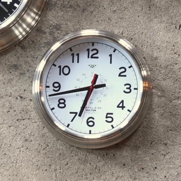 アナログ計器の様な信頼のおけるビジュアル。視覚に訴えるフォントが生み出す存在感。静寂の中に潜む責任感を含んだ緊張感。そのすべてが大人の部屋にふさわしい時計です。ガソリンの匂いや、工具の鈍い金属色、エンジンの響きが良く似合う、最上級に男性的な...