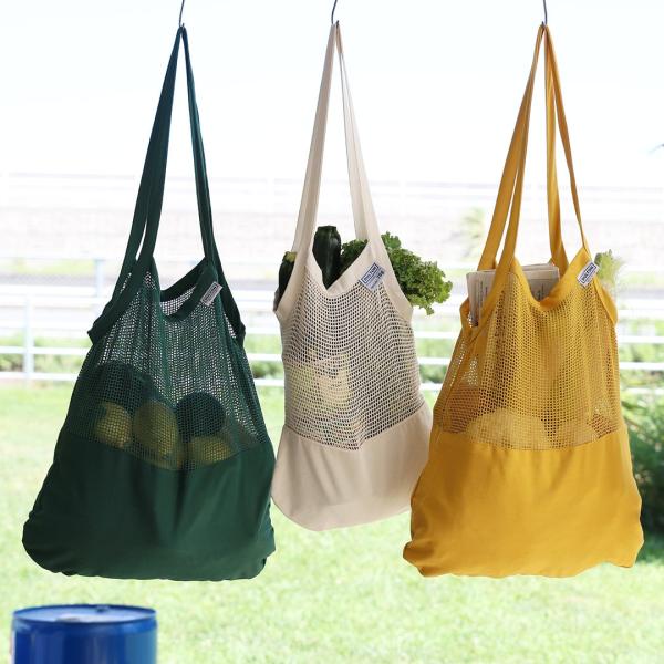 オーガニックコットン素材のメッシュバッグ。コットン素材ならではの素朴さ、角のないフォルム、ハーフメッシュのデザインは、サブバッグでありながら気付いたらメインで使う なんて時も。コンパクトに折りたためるので、お買い物はもちろん、旅行の時もマス...