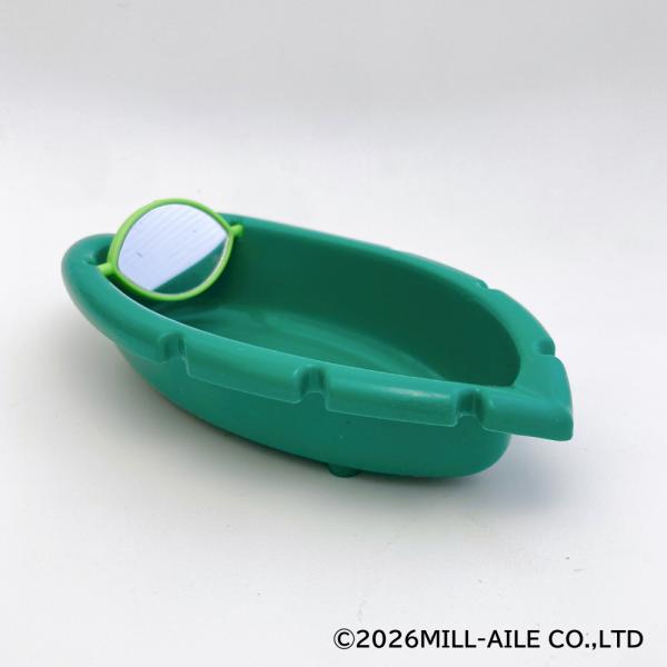 葉っぱ型デザインが可愛らしい、鳥用の水浴び・給水トレイです。小型から中型のインコが使いやすいサイズ感で、水浴びやお水飲み用として活躍します。本体は安定感のある設計で、床置きでも使いやすい形状。片側には楕円形の小さなミラーが付いており、鳥さん...