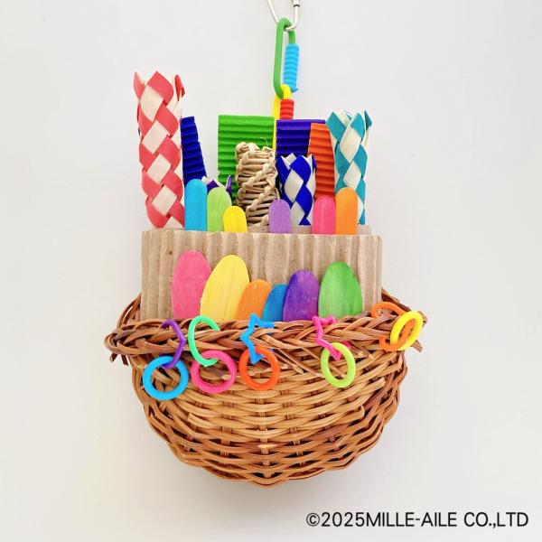 可愛いパーツの付いたバスケットの中にはおもちゃが山盛り☆中にこっそり、鳥さんの好きなおやつを隠してあげてくださいね鳥さんの採餌本能を刺激する、楽しいフォージングトイです背面が平らになっているのでケージにぴったりフィット。基本的には中〜大型向...