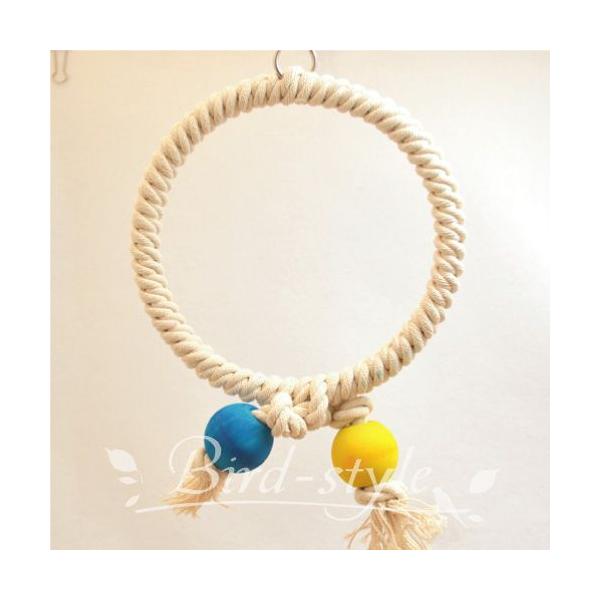 コットン100％のロープで編まれたリング型の鳥用ブランコ。シンプルなデザインながら、どこか温かみがあるおもちゃです。綿の自然な風合いは鳥さんの足に優しくフィット。表面の適度な凹凸も足裏に良い刺激を与えてくれます。しっかりと編みこまれた頑丈な...