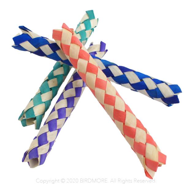 柔らかい木の繊維を編んで作ったおもちゃです。スティック状になっており手に持って遊ぶこともできます。破壊が好きな子にぴったりです。色は3色あります。モデルさんはヨウムのニーマちゃんです。メーカー/SBCサイズ/直径1.5×12cm適用鳥種/小...