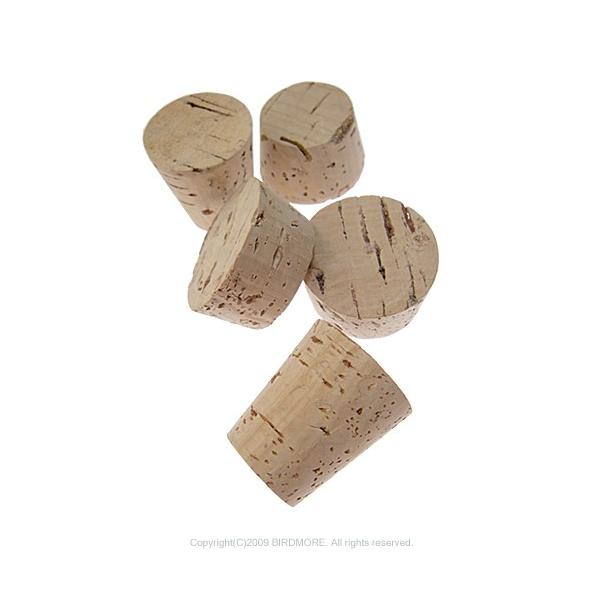 大型の鳥さんにどうぞ。勾配のついたテーパー栓コルクです。もちろん未使用・無着色ですから鳥さんのハンドトイ・囓りおもちゃとしてご使用になれます。サイズは4cm×2cmなどの平たいタイプや3.2cm×3.5cmの縦長タイプなど形も様々です。サイ...