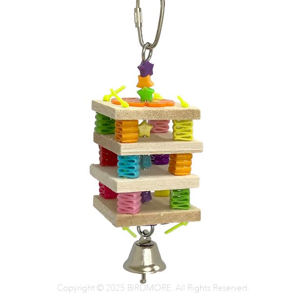 5ｃｍ四方の木片が4枚重なっています。カラフルなビーズでつながっている可愛いおもちゃです。メーカー/SBCサイズ幅5cm　高さ16ｃｍ適用鳥種/小型-中型鳥型番/SB680入り数/1個カラー/このメーカーの商品は入荷ごとにパーツカラーが異な...