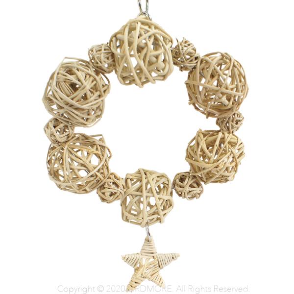 蔓で編んだボールがリース状に連なっています。デザイン性、嗜好性ともに抜群なおもちゃです。潜ったり、揺らしたり、齧ったりと多様な遊びが楽しめます。特徴/・金属部分はすべてステンレスを使用しています。・使用木材は、赤松、杉、ブナ等の無垢の木を厳...