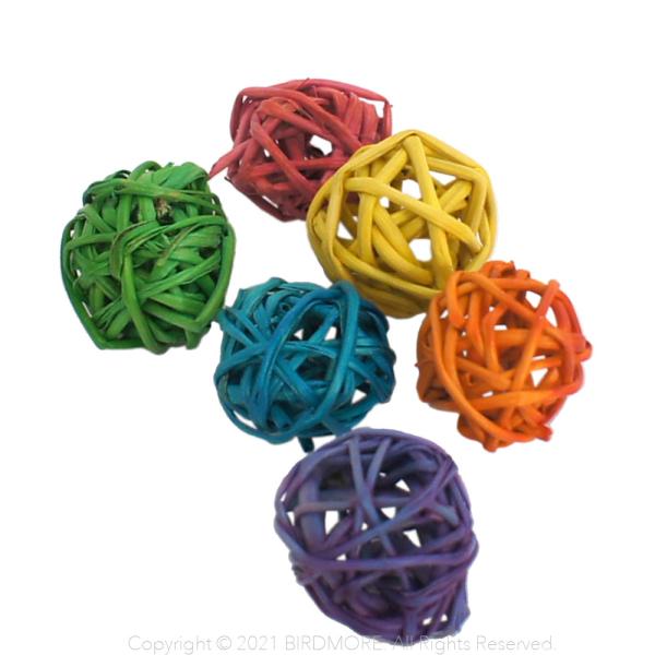 大人気ちびちびマンチボールのカラフルバージョン！自然の木を編んで作られています。メーカー/SBCサイズ/直径約2.5-3cm適用鳥種/全てのインコ・オウム類に入り数/1個