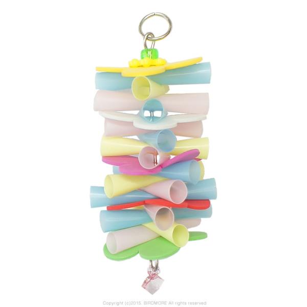 ALOHA HEAVEN のおもちゃに使用されている金属パーツ（リング、チェーン、ベル等）は、全てステンレス製となっております。沢山のストローをスポンジ状の花形パーツで挟んでいます。齧るのが好きな鳥さんにオススメです！メーカー：ALOHA ...