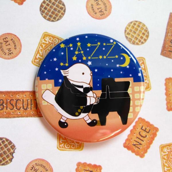 大人気のオカメジャズバンドが缶バッチになりました。サイズ：直径4.4cm