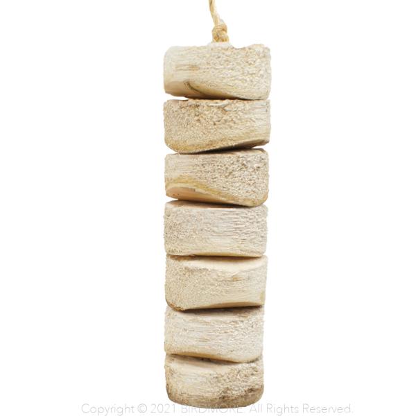 サイザル麻を直径5cm、高さ2cm程の円盤状にくり抜き、それを7つ連ねたおもちゃです。軽くて、サクサクした触感が魅力です。※天然の素材を使用している為、サイズや形状にバラつきがございます。メーカー/WESCO PETサイズ/幅約5cm×本体...