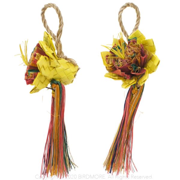 ヤシの葉で編んで作られたひまわりのおもちゃです。ケージの中をひまわりのお花で明るく楽しくして下さい♪メーカー/Planet Pleasuresサイズ/直径約6×高さ約18cm（紐含む）適応鳥種/小型鳥〜中型鳥麻の繊維部分を束ねてある紐を取っ...